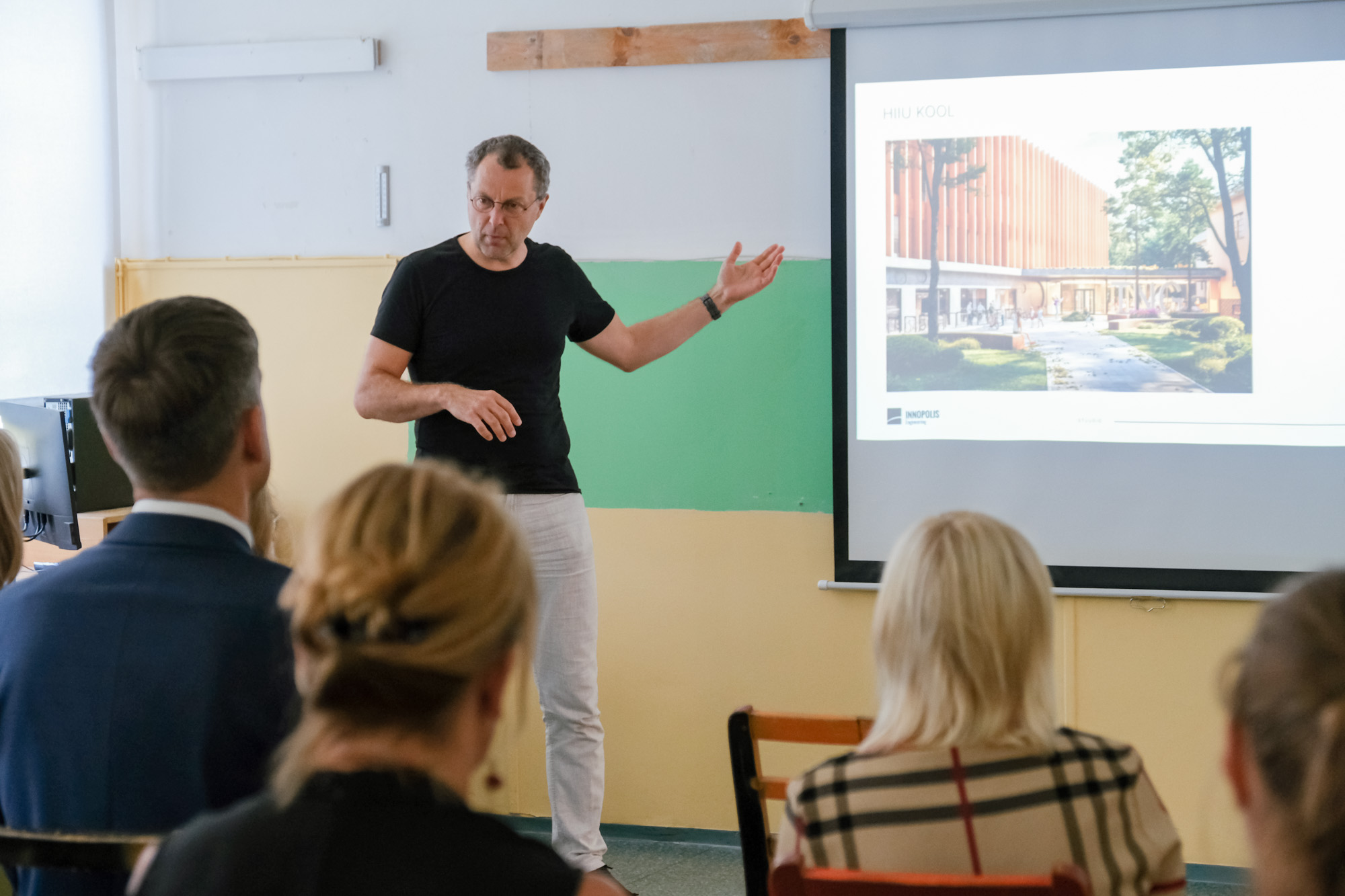 Linlastele tutvustati renoveeritava Hiiu Kooli ideekavandit "Kaks maja ...