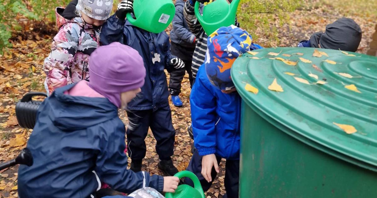 Vihmavee kogumine aiamajakese külge paigaldatud rennide abil | Tallinn